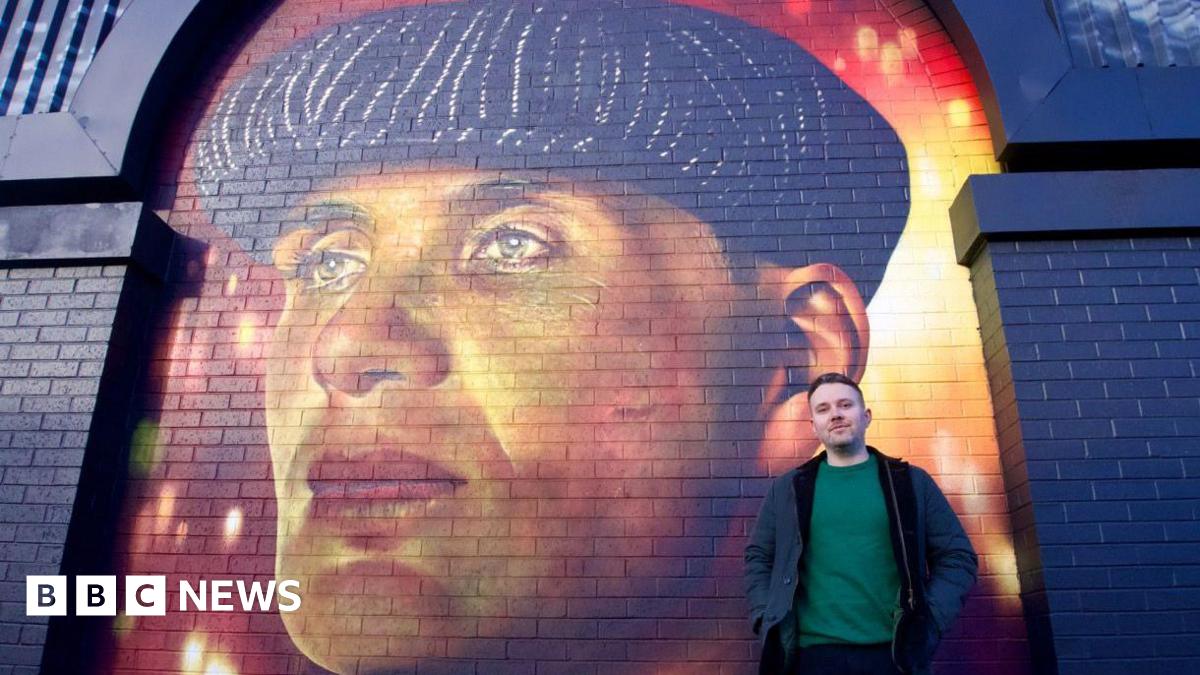 Peaky Blinders: Artist creates mural on Digbeth studio walls - BBC News
