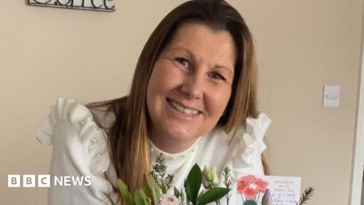 Michelle Exton: Fresh appeal over mum's crash death in Tenerife - BBC News