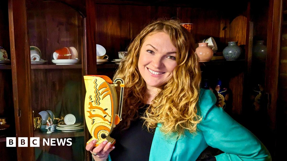 The TV antiques expert 'flying a flag' for women - BBC News