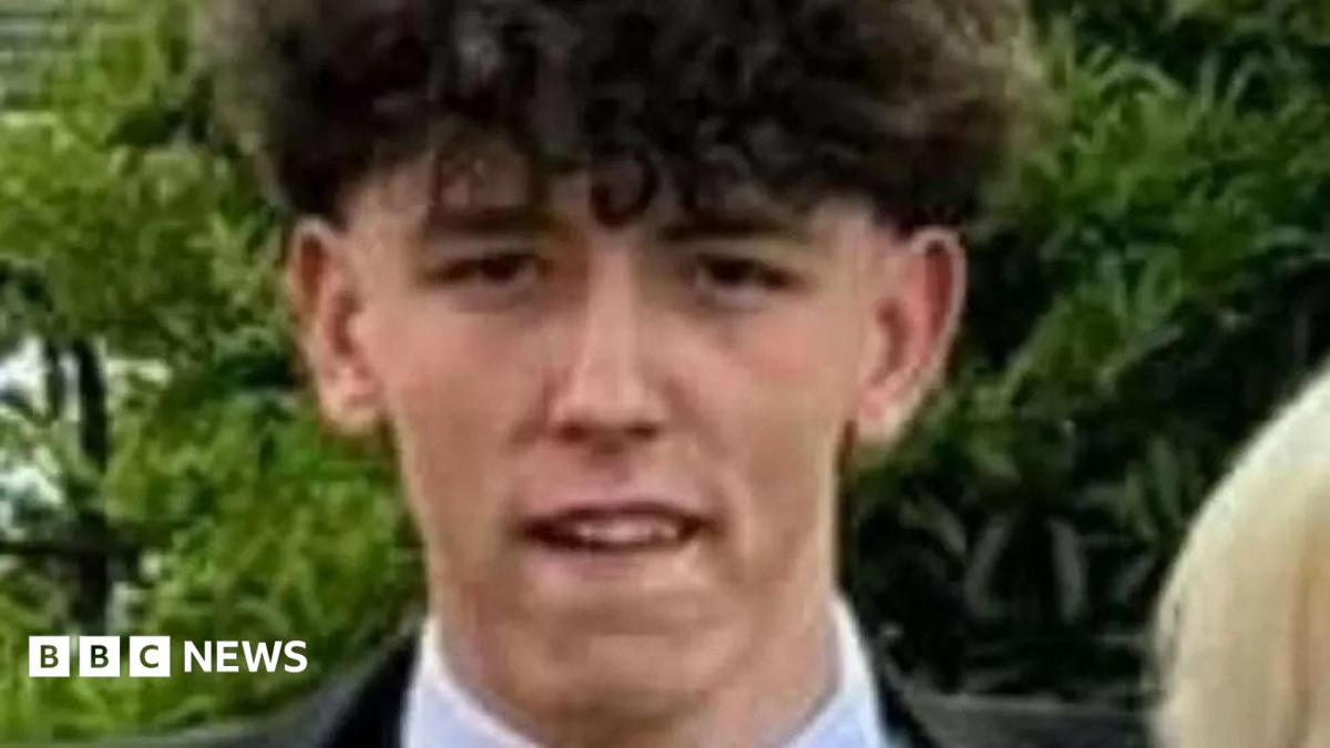 Teen guilty of killing 17-year-old at bus station - BBC News