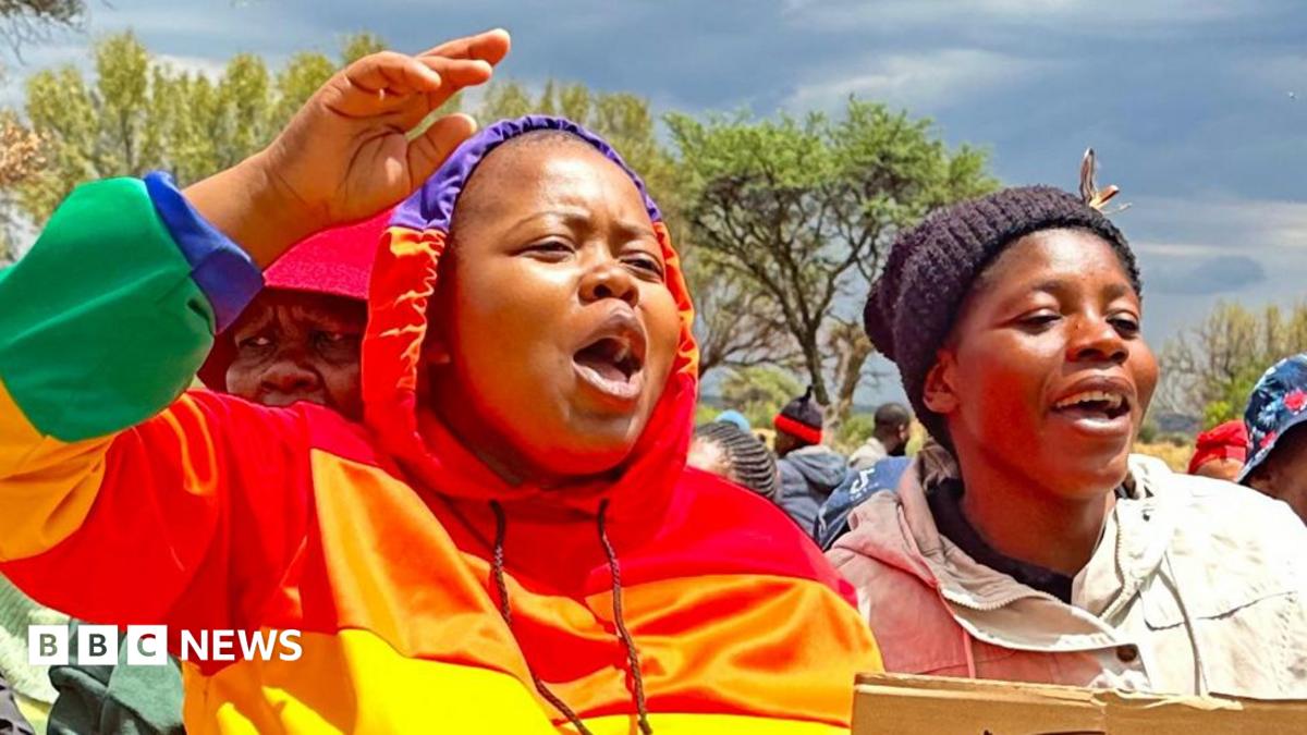 Stilfontein mine: Volunteers enter South Africa shaft to aid miners ...