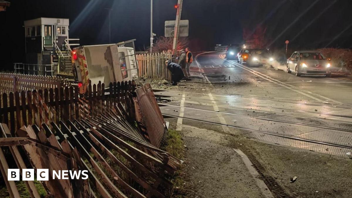 Hereford-Shrewsbury services resume after level crossing crash - BBC News