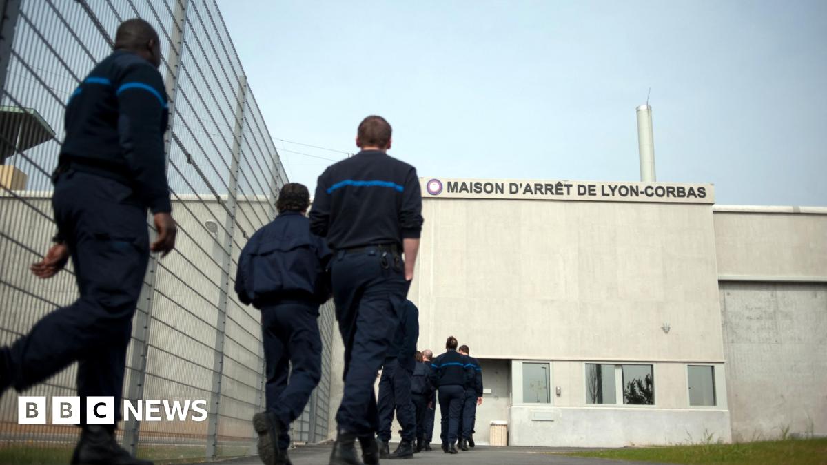French prisoner escapes in fellow inmate's bag, officials say - BBC News