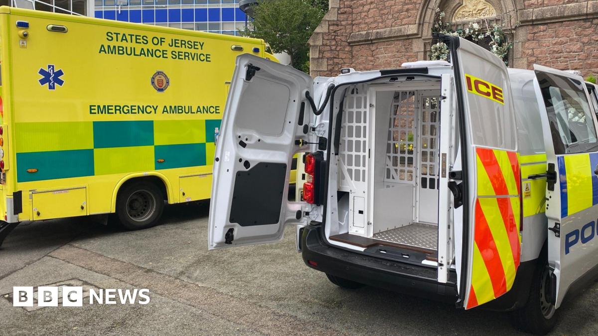 Frazer Irvine inquest hears ambulance calls to police 'not safe' - BBC News