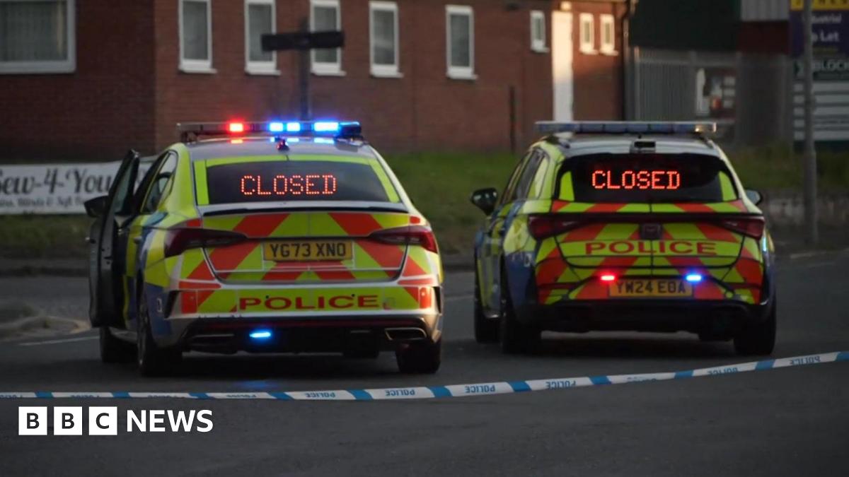Lorry driver arrested after cyclist dies in Hedon Road crash, Hull - BBC News
