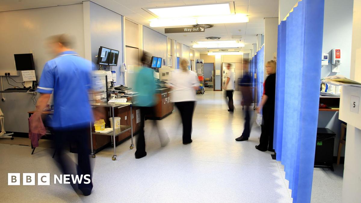NHS Scotland staff offered 8% pay rise - BBC News