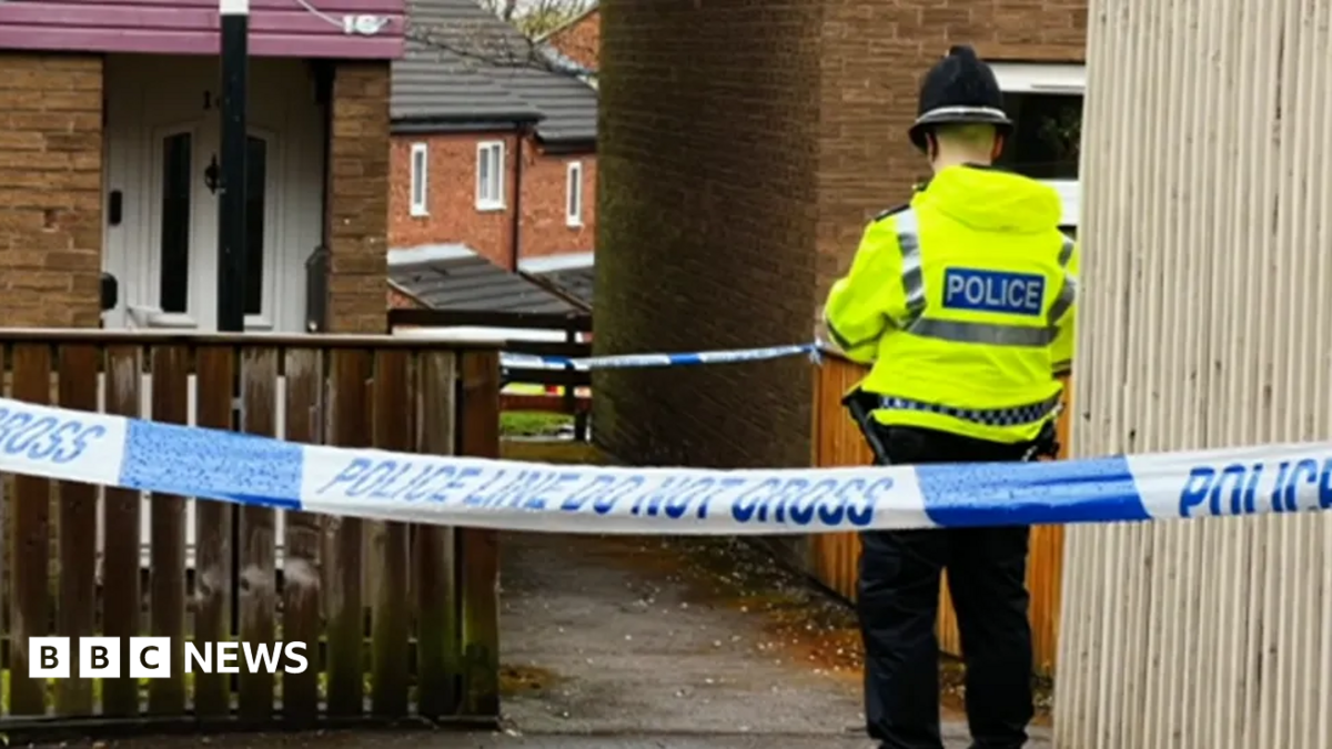 Boy, 17, and girl, 15, charged with Gateshead murder - BBC News
