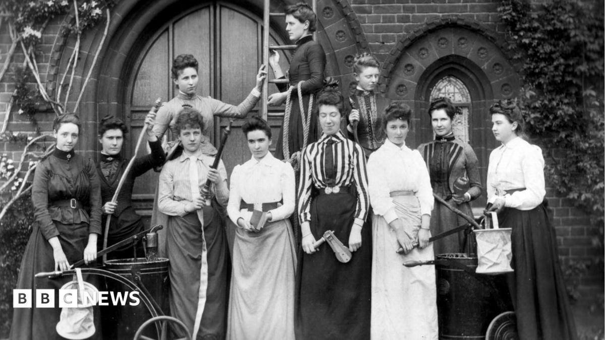 Cambridge University's all-women fire brigade inspires musical - BBC News