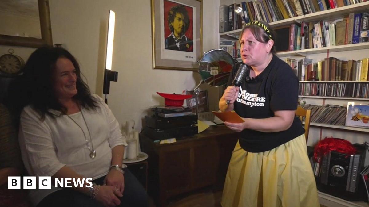 Southampton life stories staged in living room theatres - BBC News