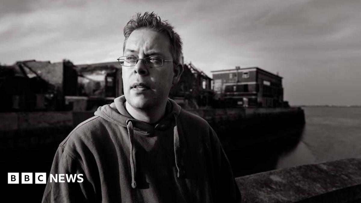 Thrillers celebrated as crime writers tour East Yorkshire - BBC News
