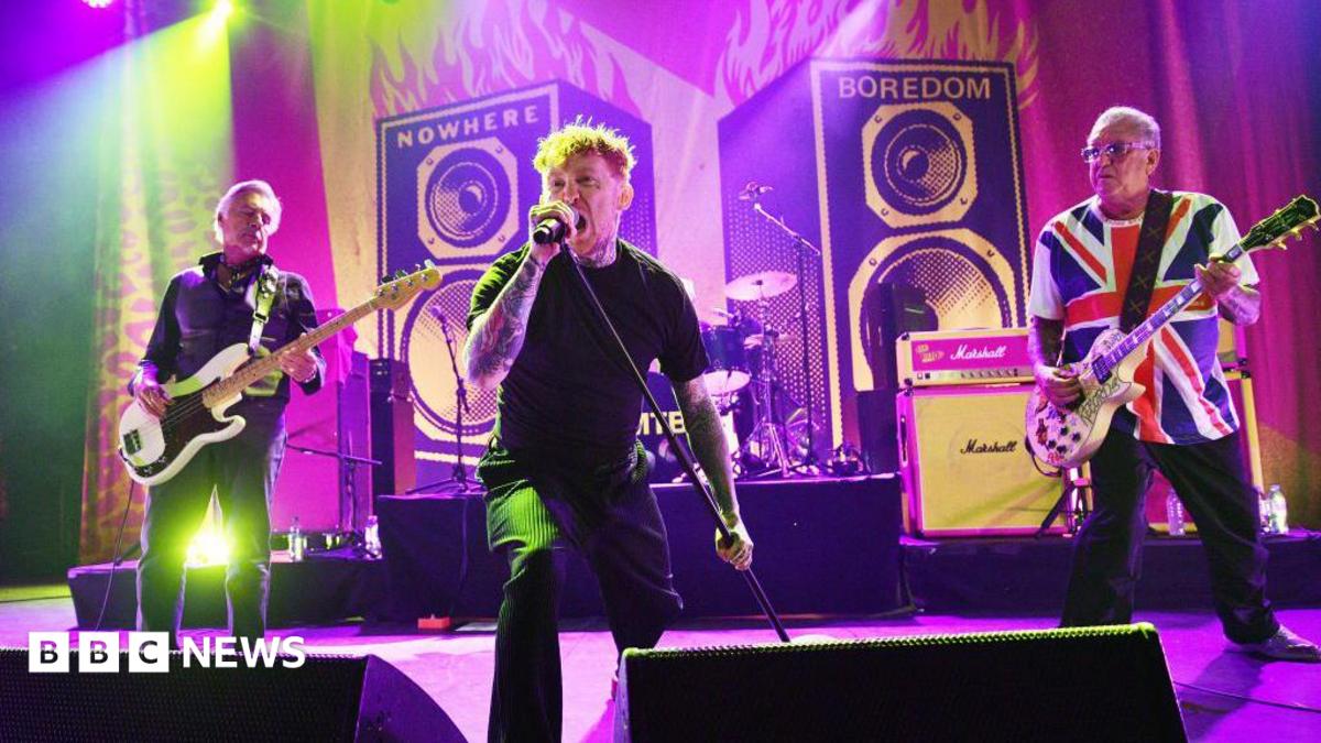 Punk icons signed up for Glasgow Summer Sessions all-dayer - BBC News
