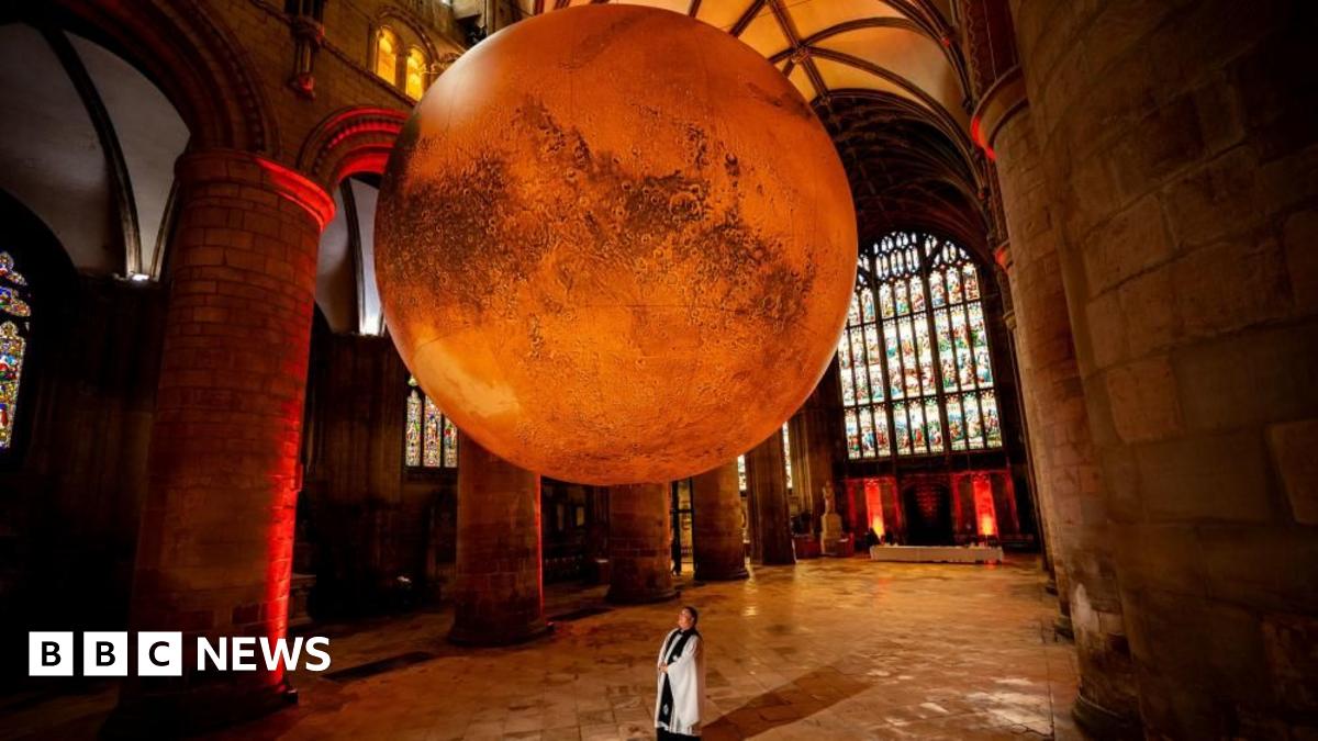 Huge Mars sculpture on display in Gloucester Cathedral - BBC News
