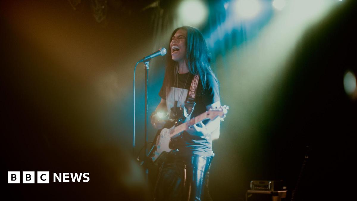 American singer had to plead for dinner money amid music company ...