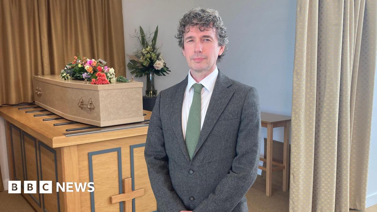 The 'pauper funeral' celebrant who leads services without attendees ...