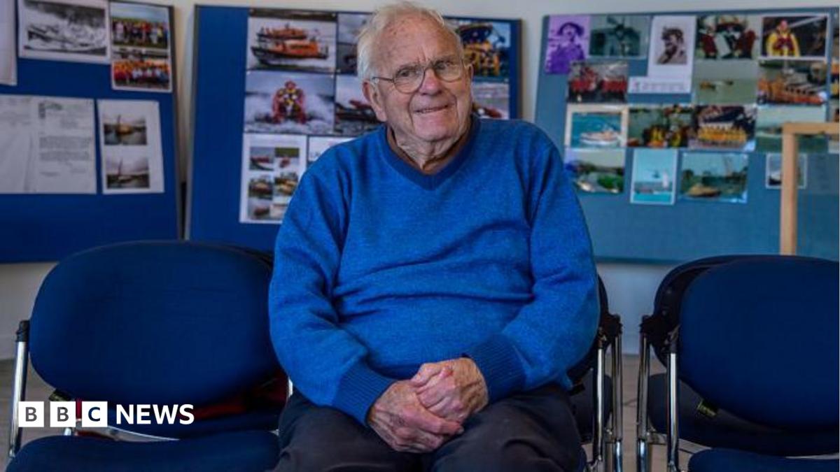 Tributes paid to 'father figure' of west Cumbria's RNLI - BBC News