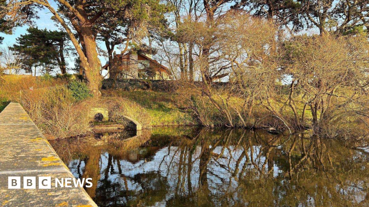 Dry spring affects Channel Island water supplies - BBC News