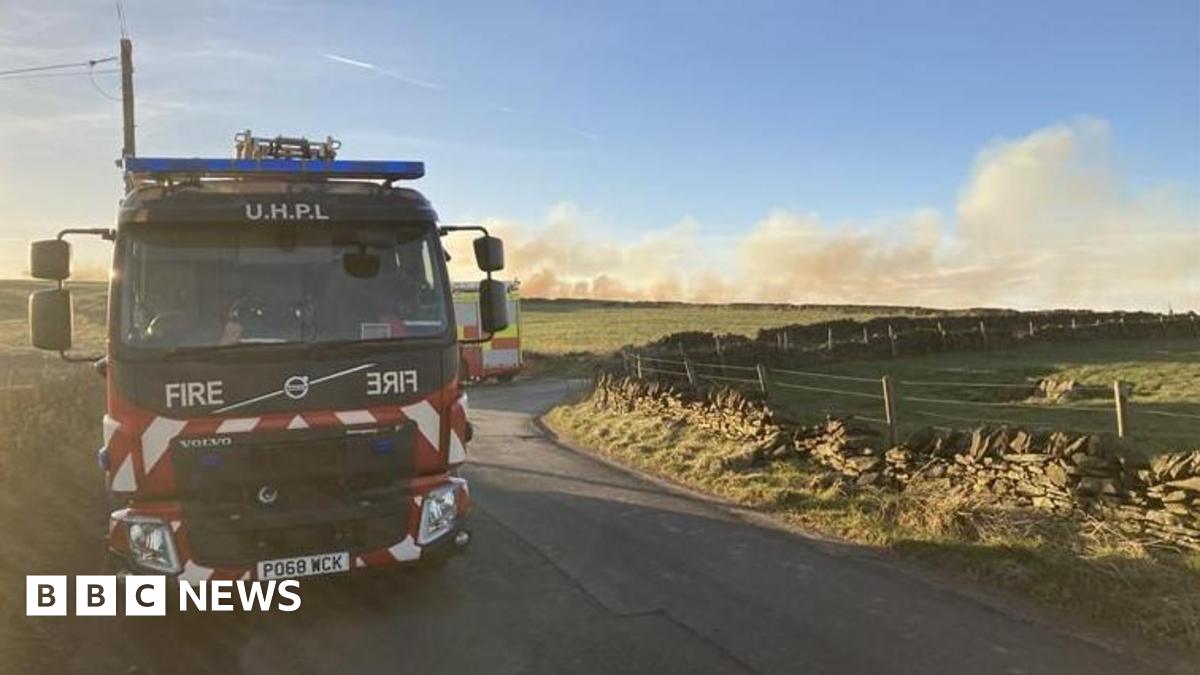 Marsden Moor fire extinguished as cause investigated - BBC News