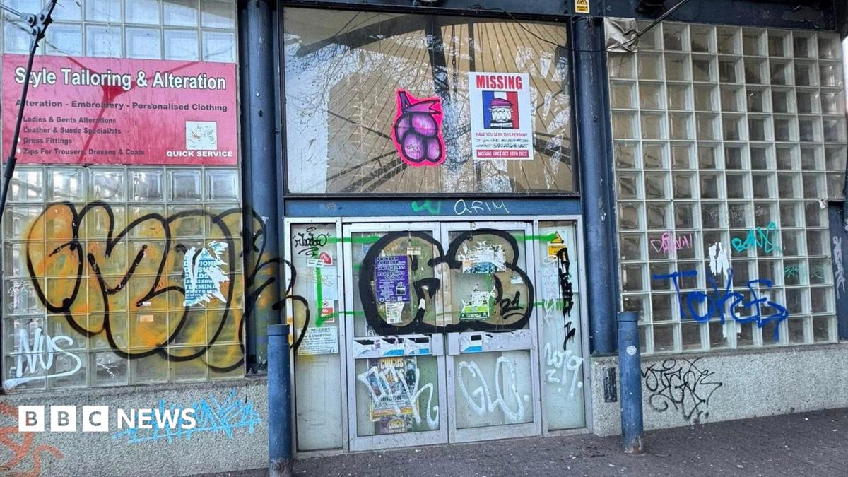 Woman cleans graffiti from 'eyesore' building in Swindon centre - BBC News