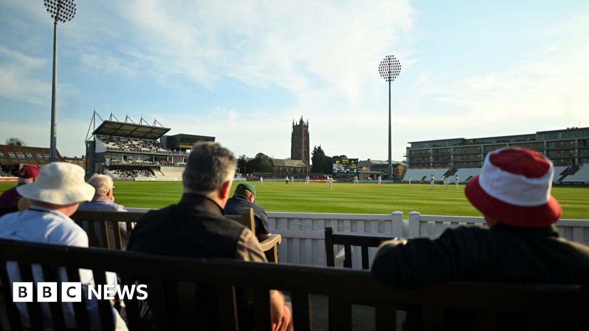 Somerset in Pictures: Sunshine, cricket and football drama - BBC News
