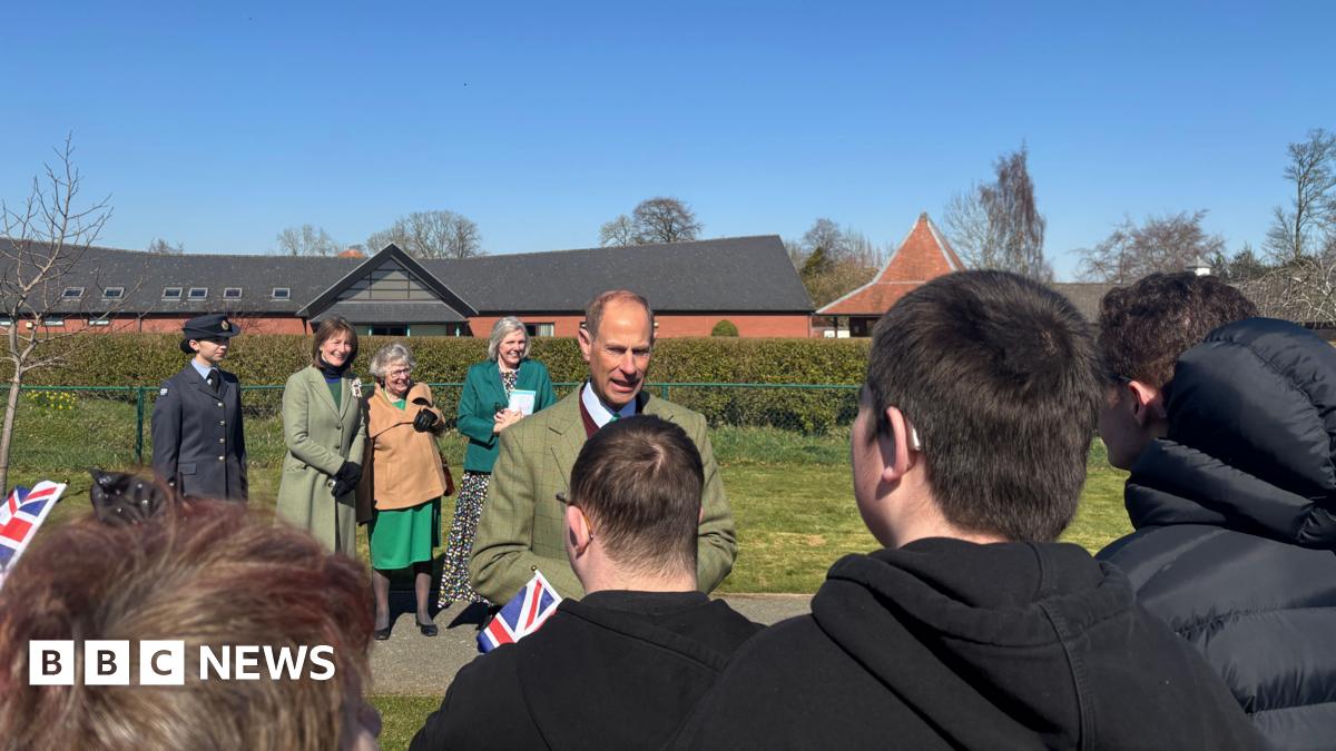 Duke of Edinburgh visits Derwen College students - BBC News