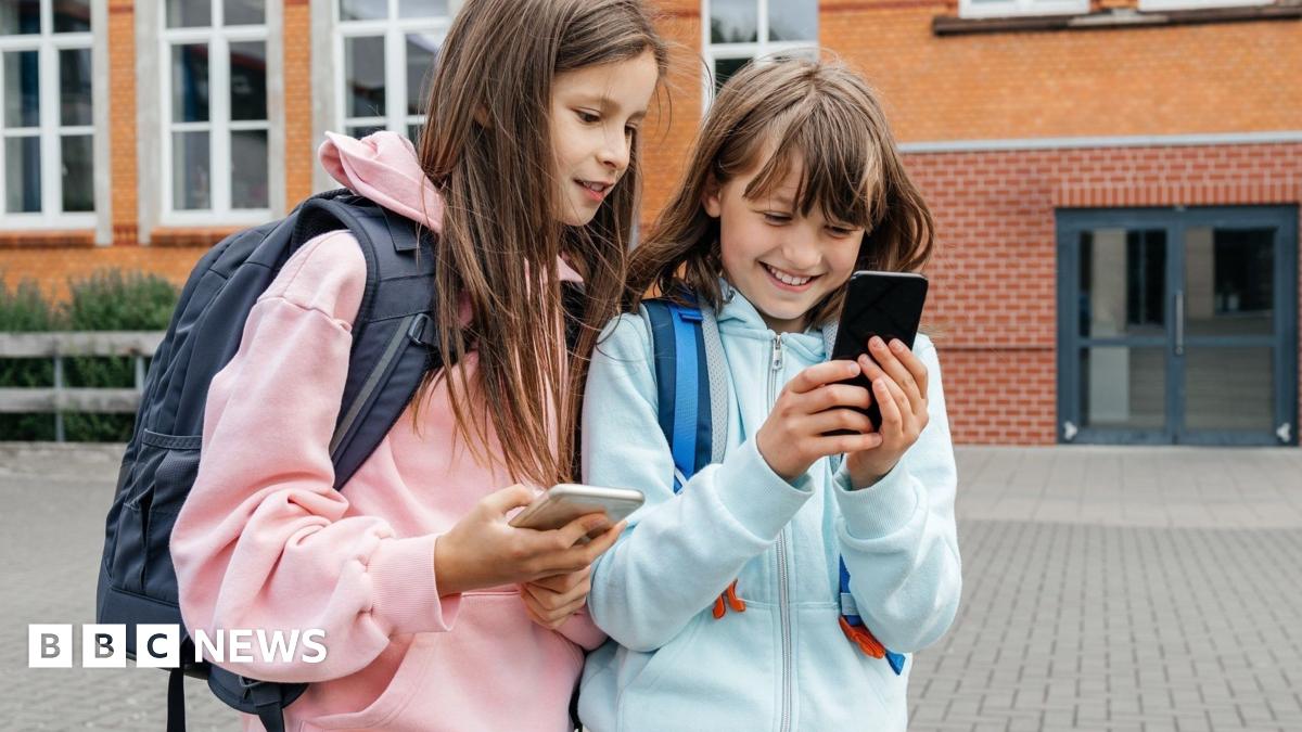 Gloucestershire parents join Smartphone Free Childhood movement - BBC News