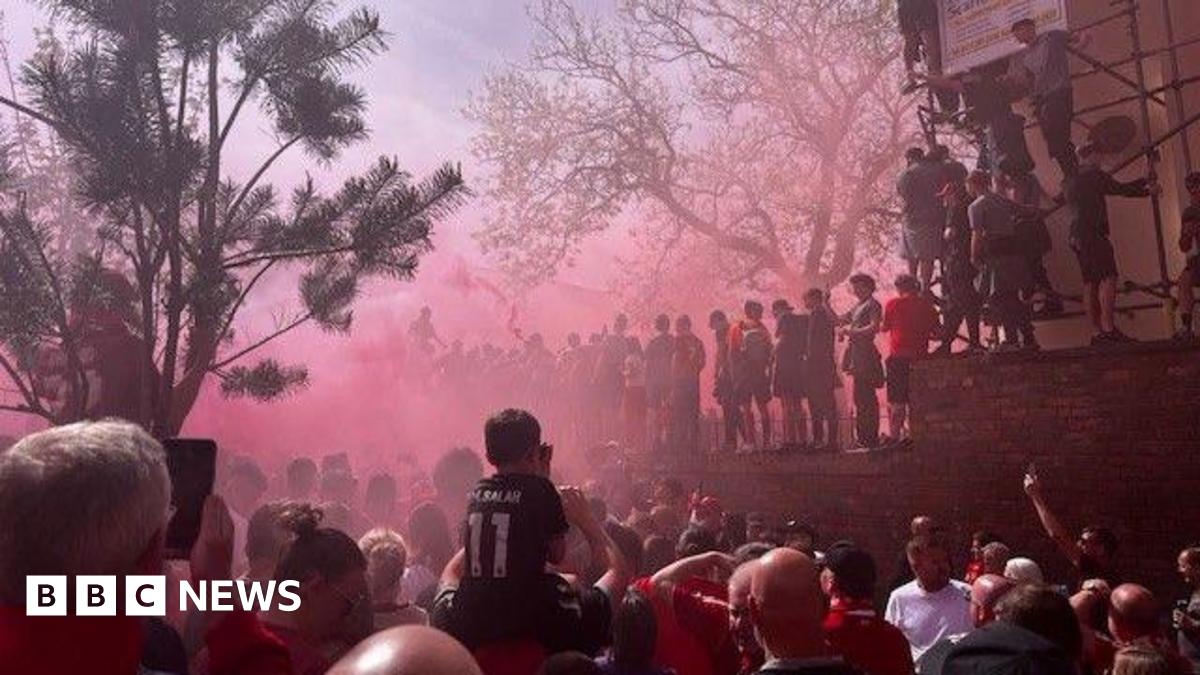 Liverpool FC victory parade flares warning from police - BBC News