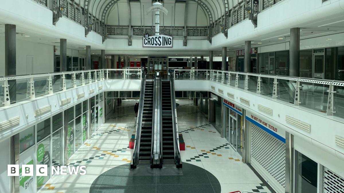 'Deserted' Swindon town centre feels unsafe at night - BBC News