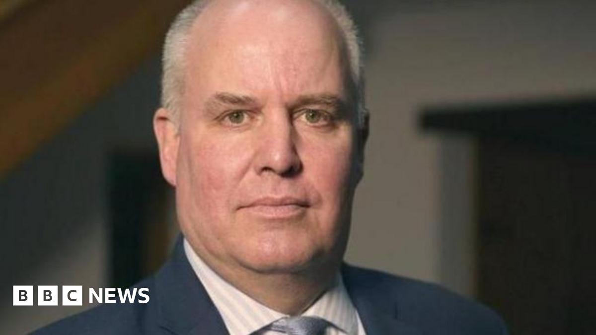 Former Welsh Tory leader Andrew RT Davies off frontbench - BBC News