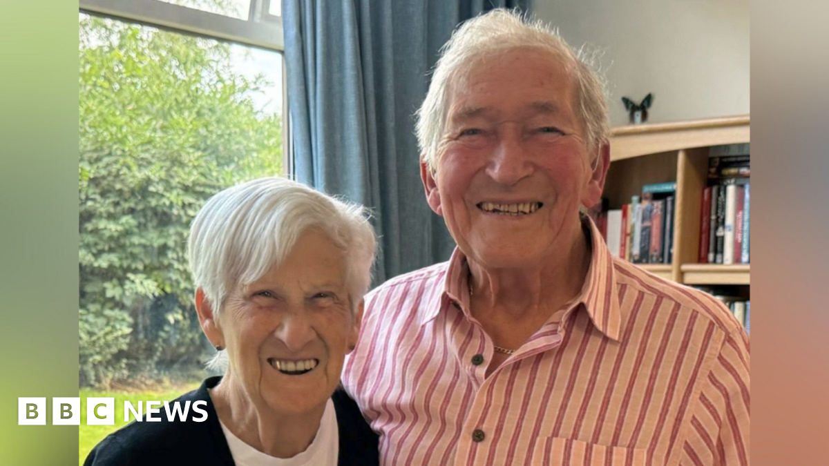 Banbury grandfather, 90, proposes to wife of six decades - BBC News