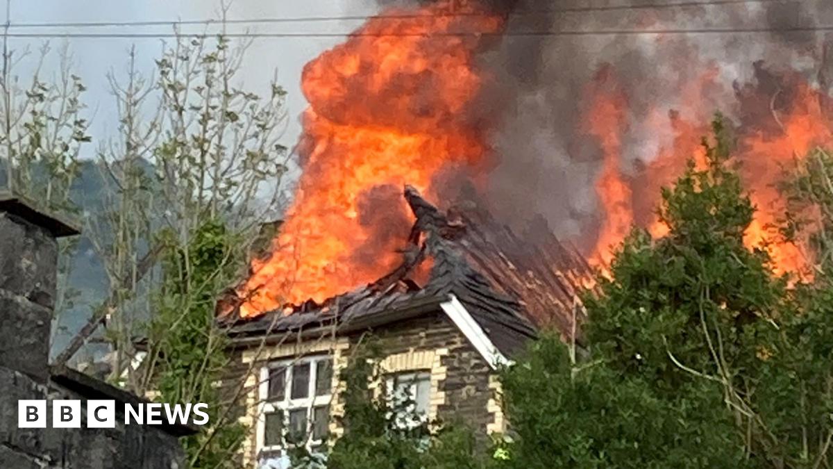Ceredigion: Ex-Llandysul school building fire destroys roof - BBC News
