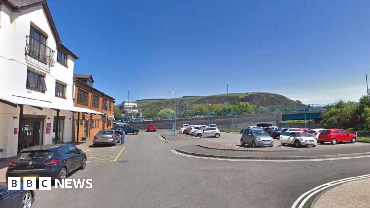 Port Talbot: Man, 86, dies after being hit by car - BBC News