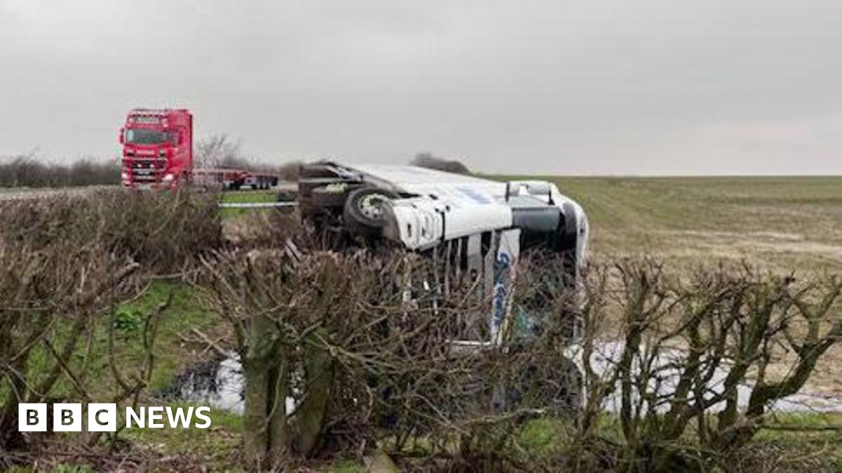 A15 'dangerous' and needs widening, Lincolnshire lorry driver says - BBC News