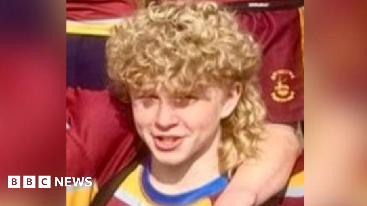 Harry Moss: Tractor convoy tribute to boy killed at farm - BBC News