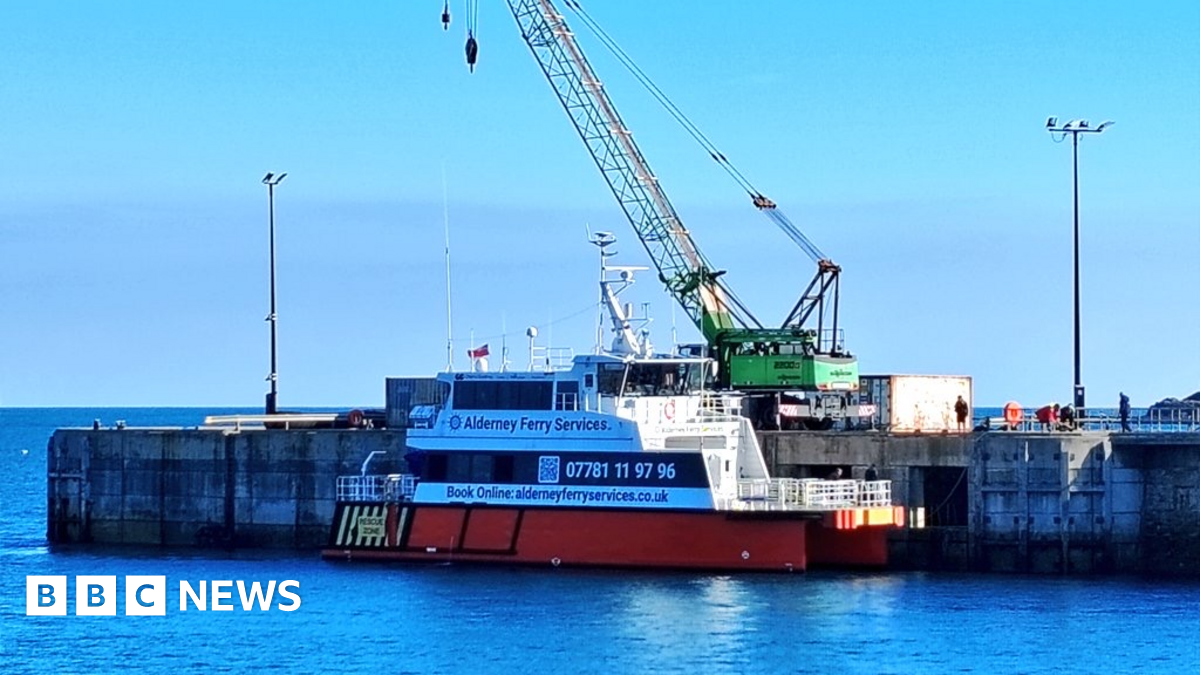 New ferry arrives in Alderney after delay - BBC News