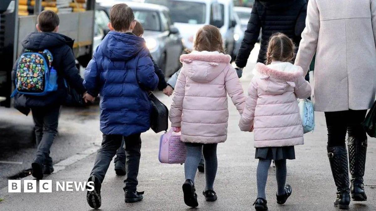Child poverty in Scotland shows little change - BBC News