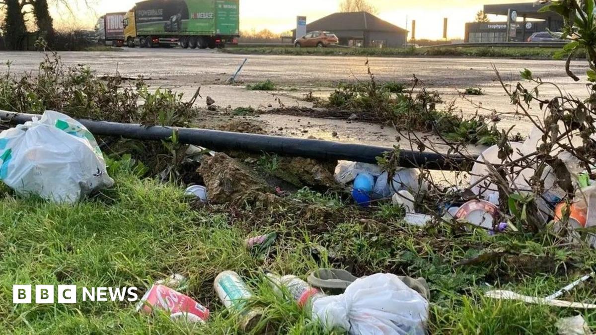 Litter clean-up under way at A1 'grot spots' in Lincolnshire - BBC News