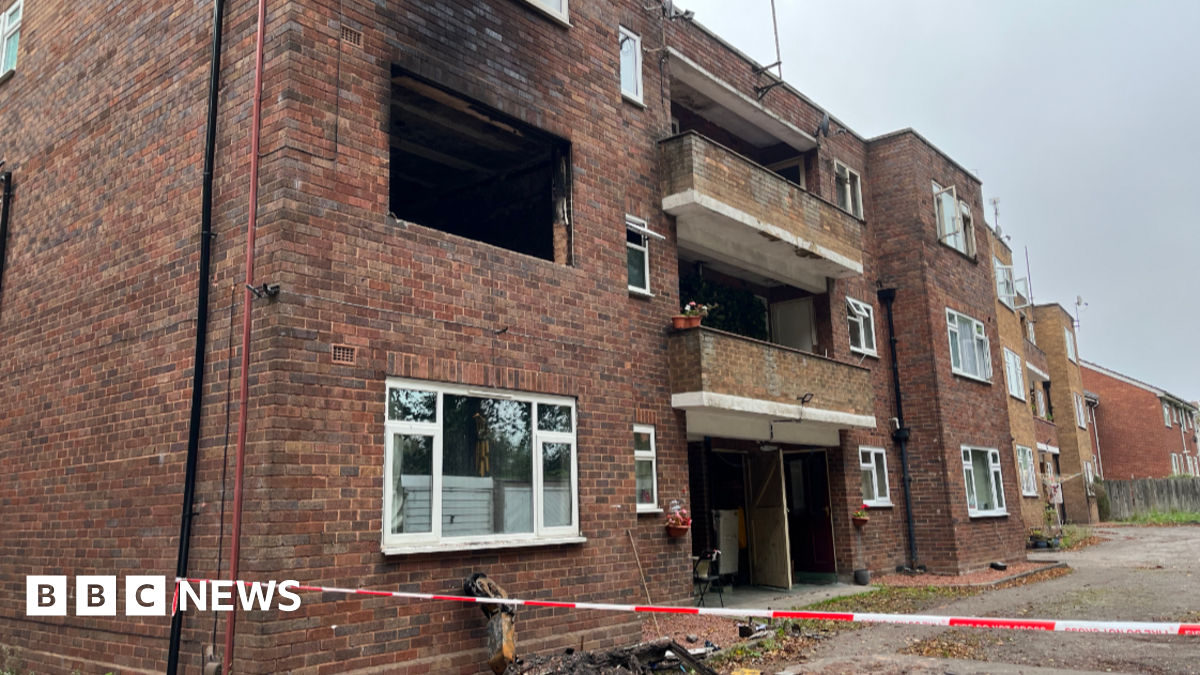 Four fire crews tackle severe Walsall flat blaze - BBC News