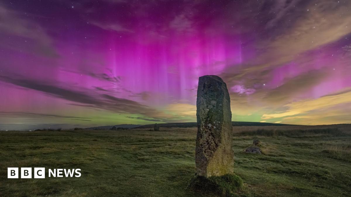 Stellar night for West Midlands' Northern lights photographers - BBC News