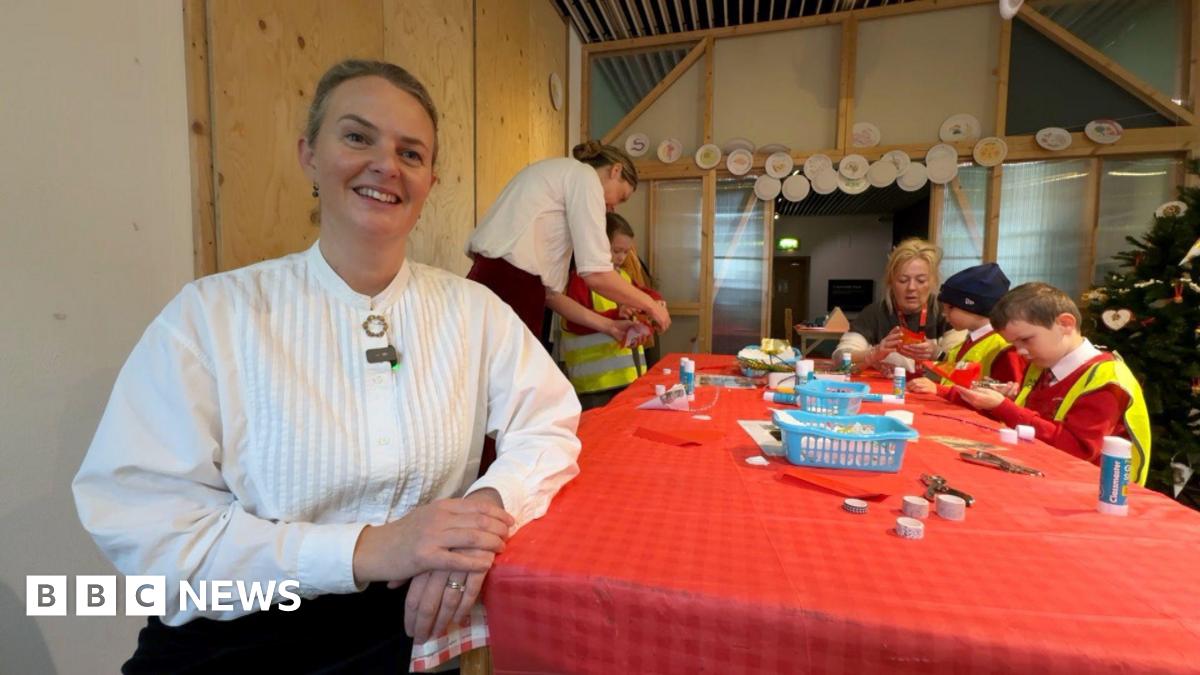 Jersey schoolchildren step into a Victorian Christmas - BBC News