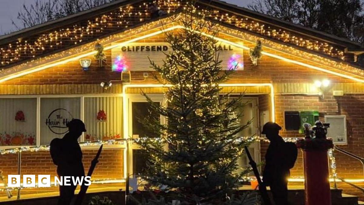 Cliffsend: Teens charged after damage to Christmas decorations - BBC News