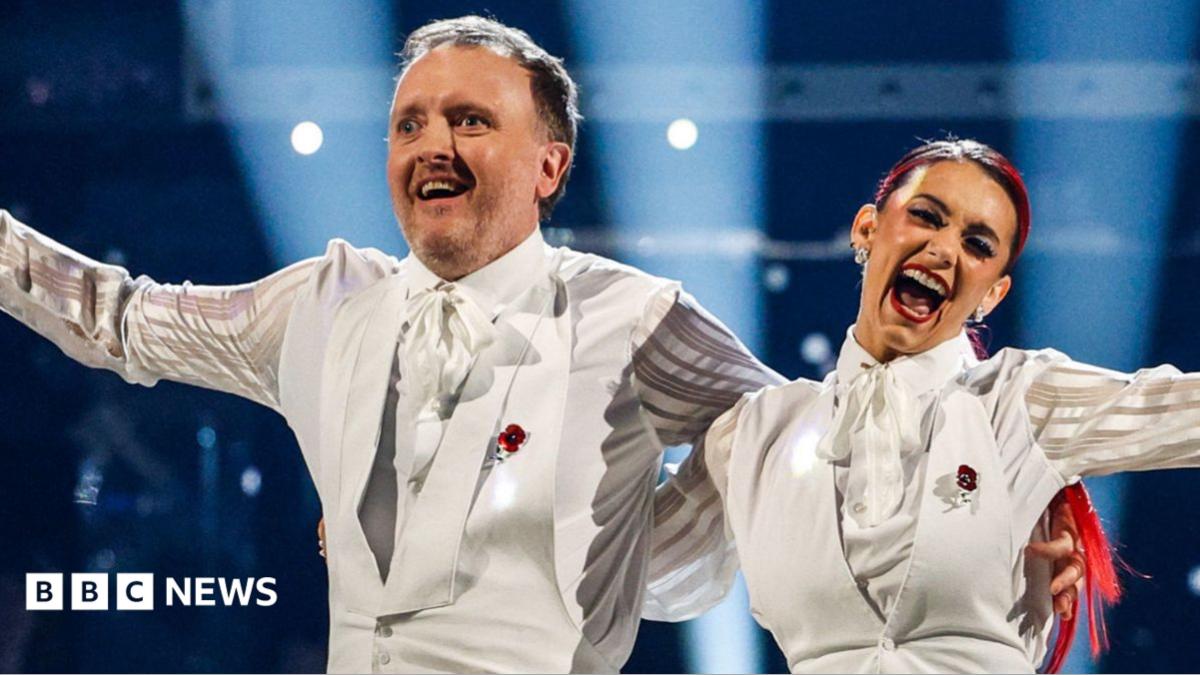 Strictly final: Dancers with sight loss praise Chris McCausland - BBC News