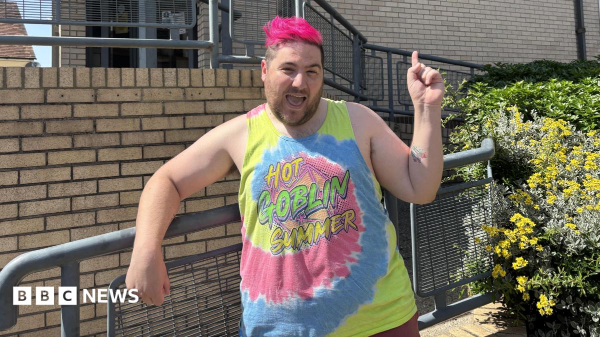 Improv comedian Aaron Weight graduates to stand-up - BBC News