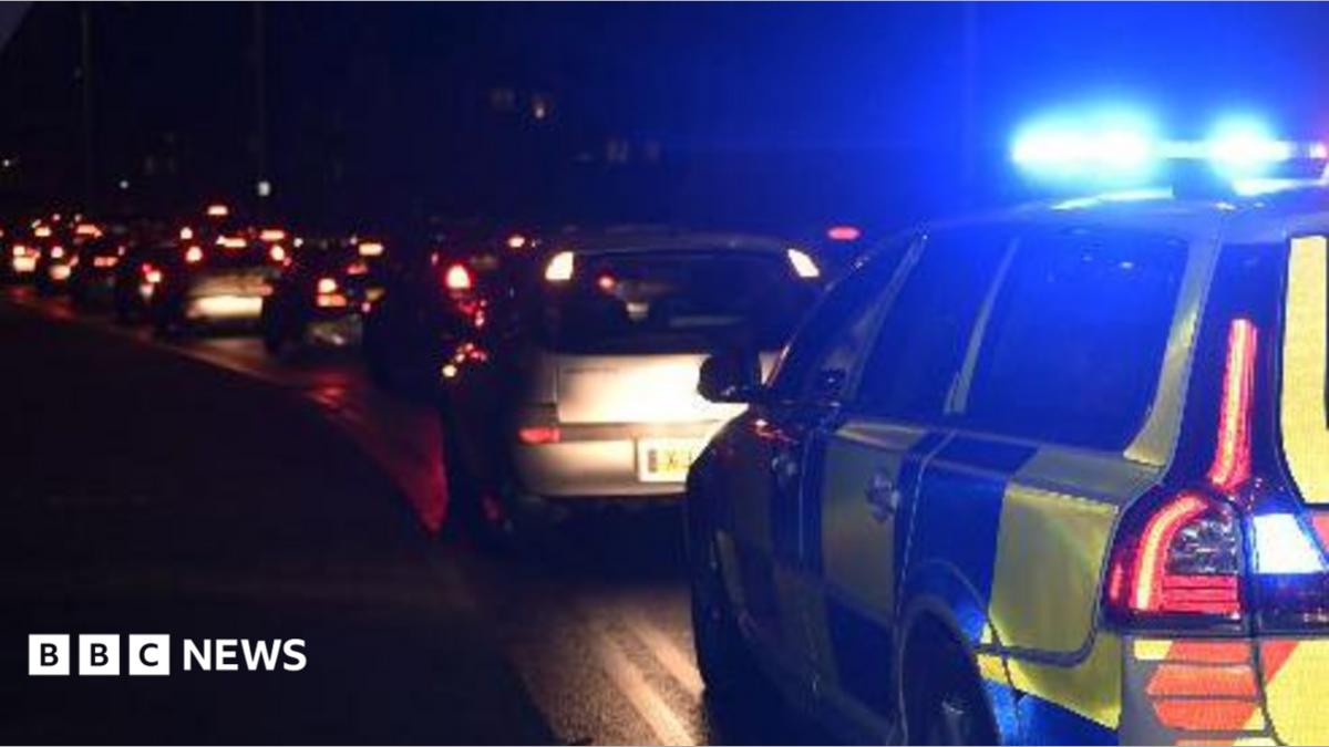 A40 near Ducklington closed overnight after lorry crash - BBC News