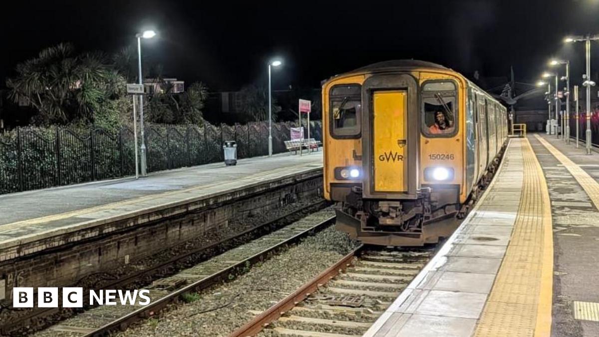 Second platform at Newquay station reopens after nearly 40 years - BBC News