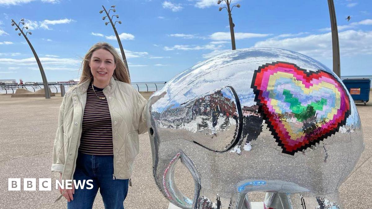Blackpool Elmer art trail attracts stampede of visitors - BBC News