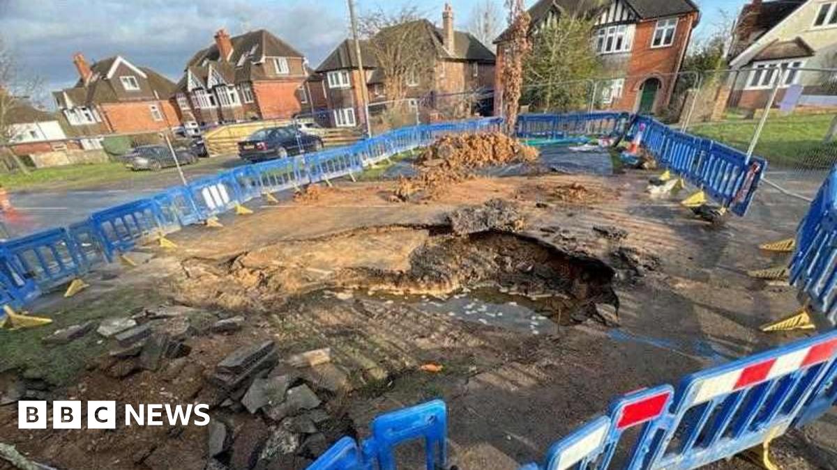 New date announced for Caversham sinkhole road reopening - BBC News