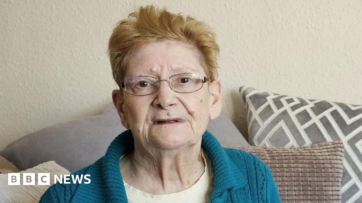 Wrexham: Woman waiting seven years to move from mouldy home - BBC News