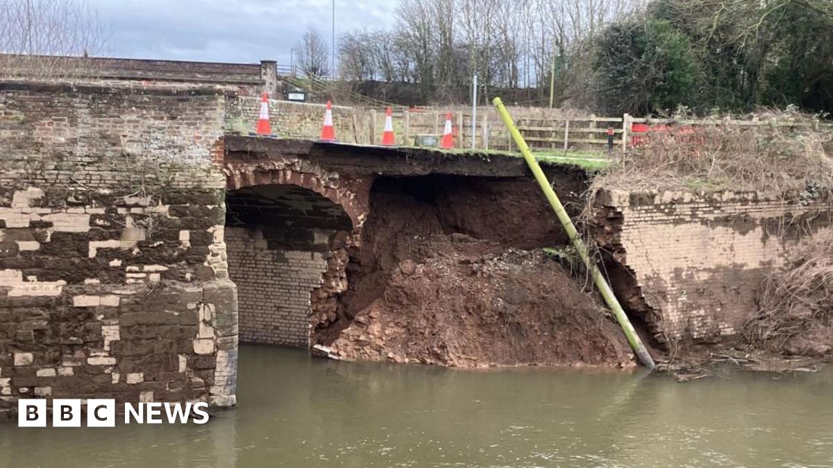 Collapse forces closure of Worcester's Old Powick Bridge - BBC News