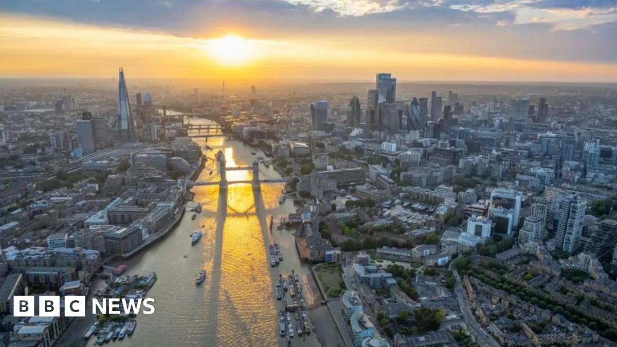 London from the sky: Aerial photos showing summer in the capital - BBC News