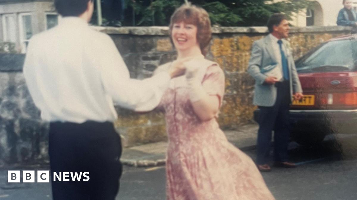 Siblings honour late mother by taking part in Flora Day - BBC News